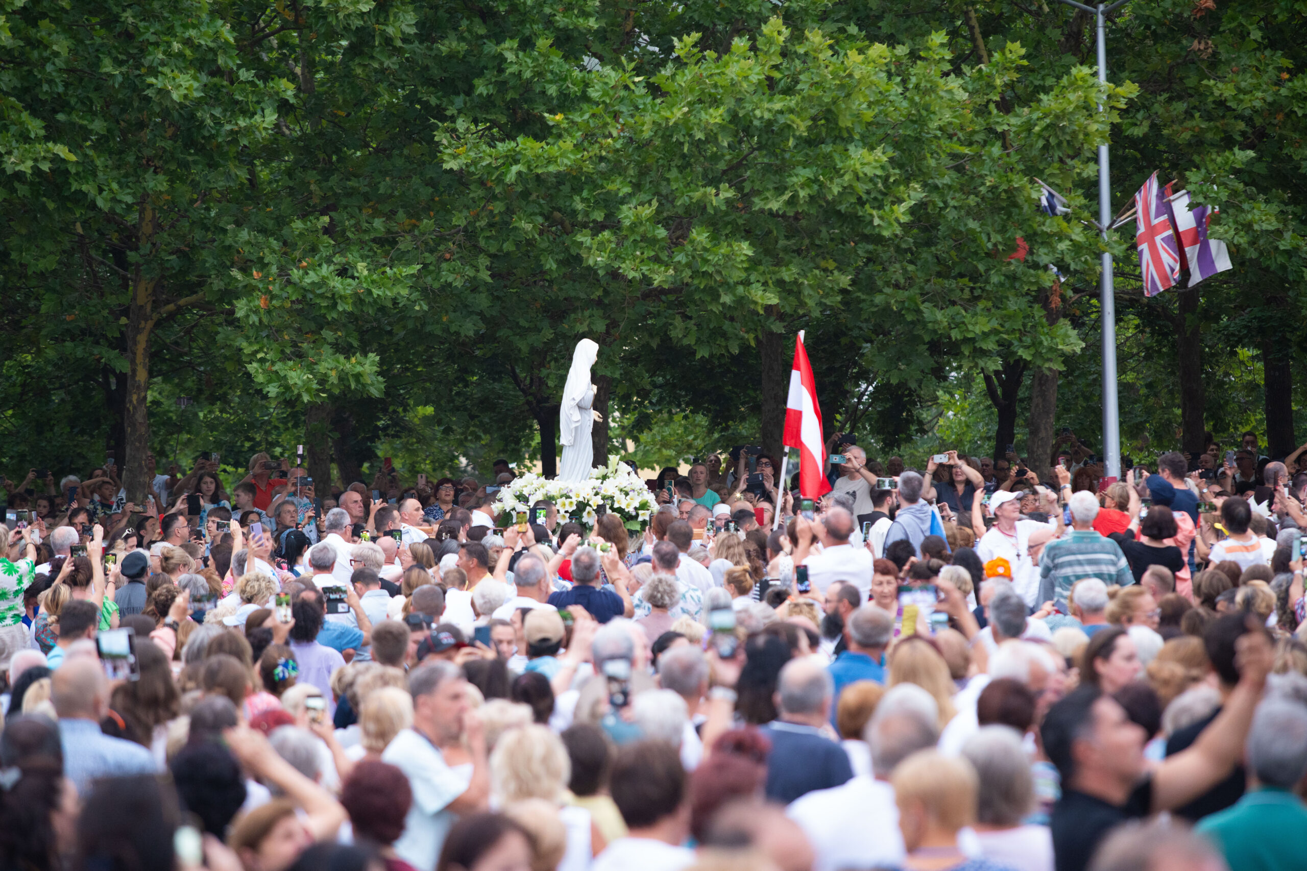 Ein Rückblick auf den 43. Jahrestag der Erscheinungen • Gebetsaktion ...